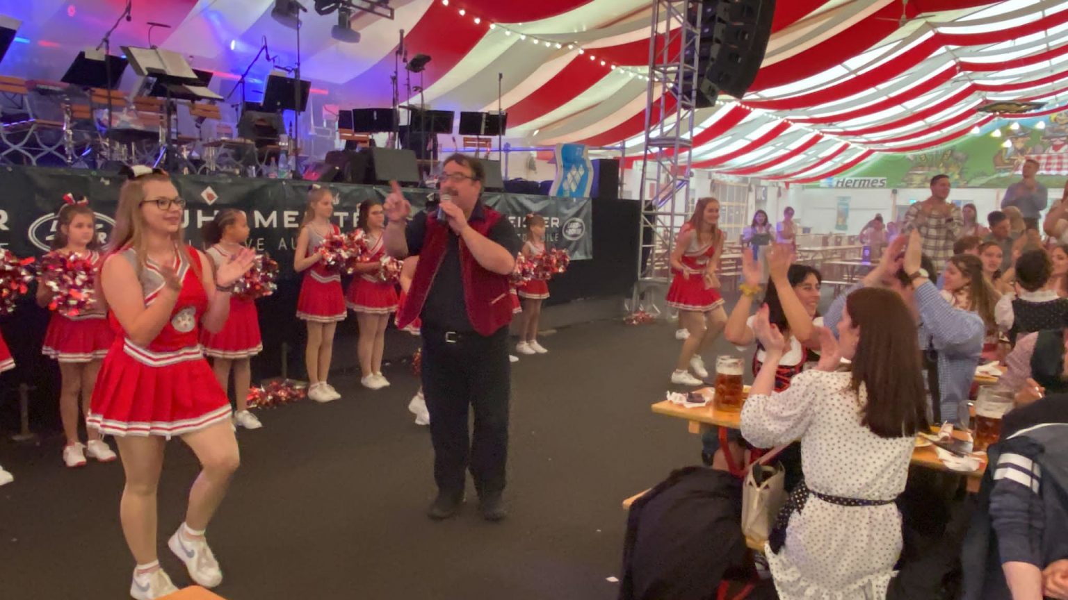 Schnell auf die Bänke - Chaote-Cheerleader und Stimmungssänger Jeremy D ...